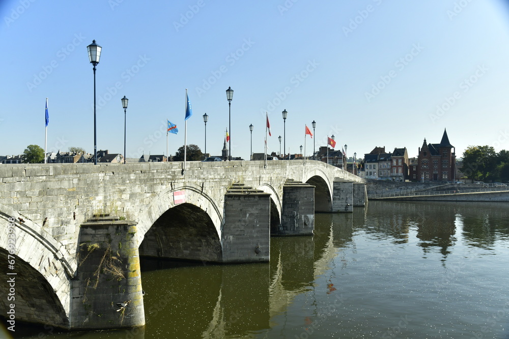 Le pont rustique en pierres de Jambes avec ses arches traversant la ...