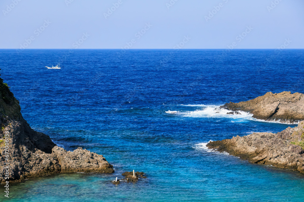 式根島の美しい泊海水浴場と沖を行く漁船。 東京都伊豆諸島式根島にて。 2023年11月1日〜5日撮影。 水中写真。 The beautiful ...