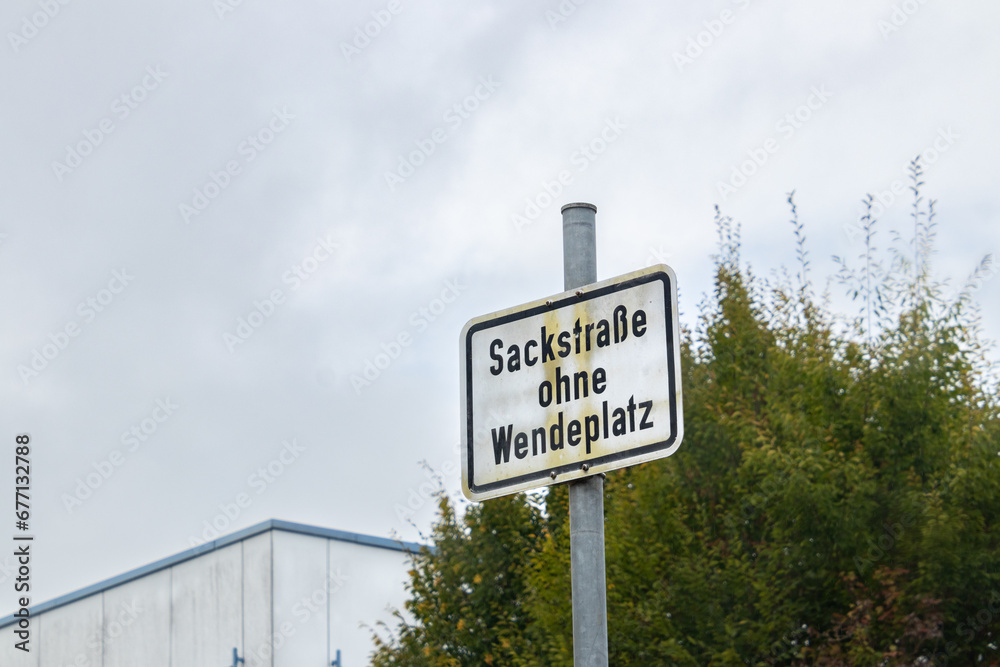 Verkehrszeichen an einer Sackgasse ohne Wendeplatz Stock Photo | Adobe ...