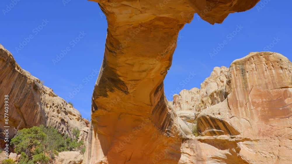 Vidéo Stock Establishing shot of mountain trail with red rocks ...