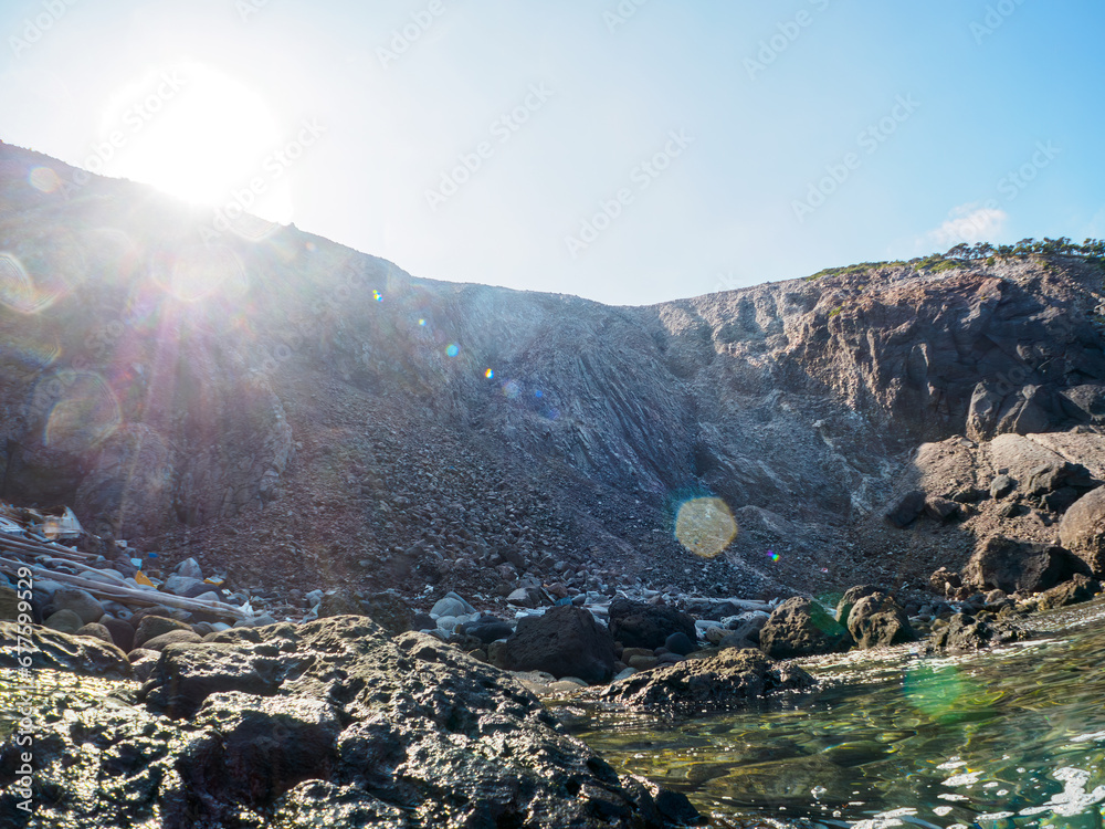 美しい式根島の神引浦の海と100mの断崖絶壁。 東京都伊豆諸島式根島中の浦海水浴場、神引浦にて。 2023年11月1日〜5日撮影。 水中写真 ...