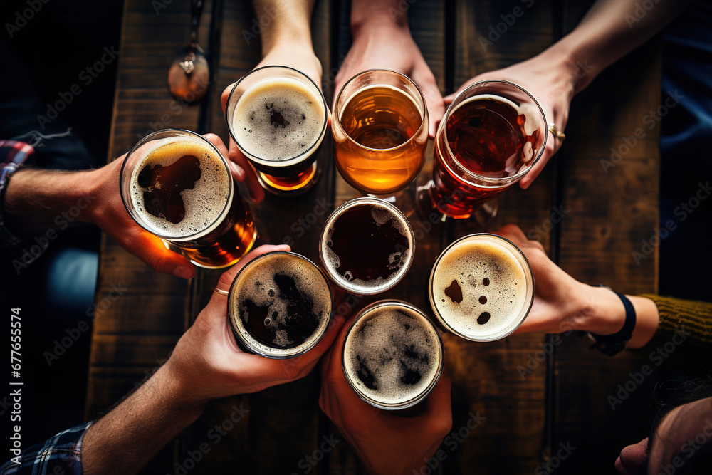 Grupo de personas bebiendo cerveza en el restaurante pub cervecería ...