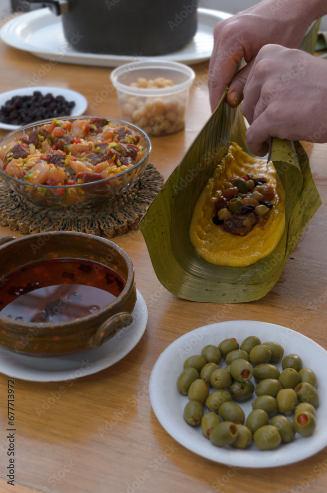 Elaboración de hallacas andinas. Plato navideño venezolano con masa de ...