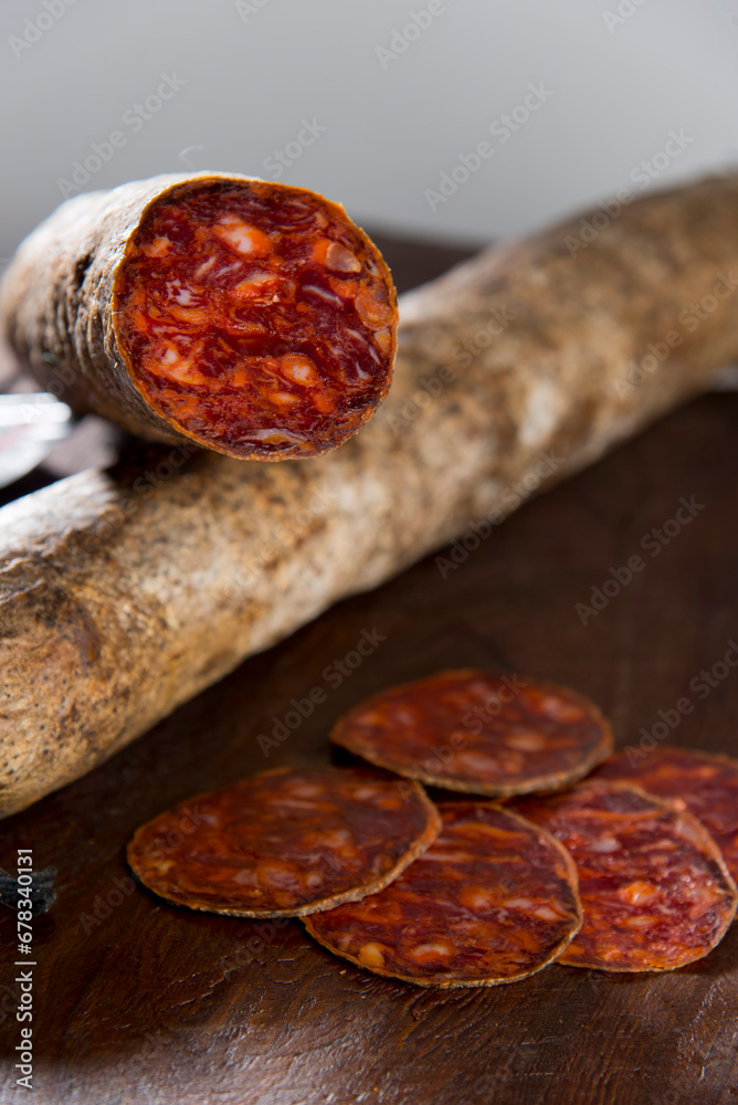 chorizo. El chorizo ibérico es un embutido muy típico y originario de ...
