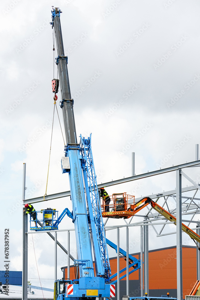 Steel frame structure assembly using telescopic boom crane and self ...