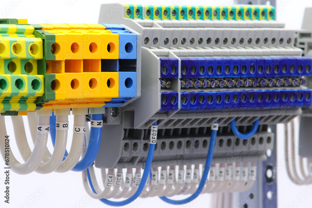 Foto de Screw electrical pass-through terminals for connecting ...