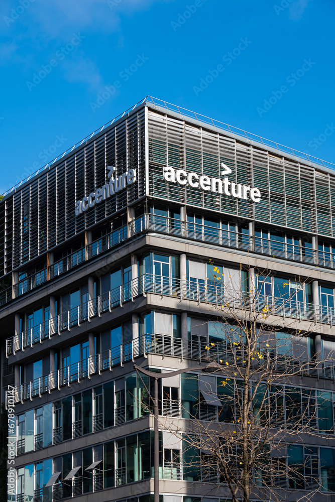 Paris, France - 15 novembre 2023: Façade du siège social français d ...