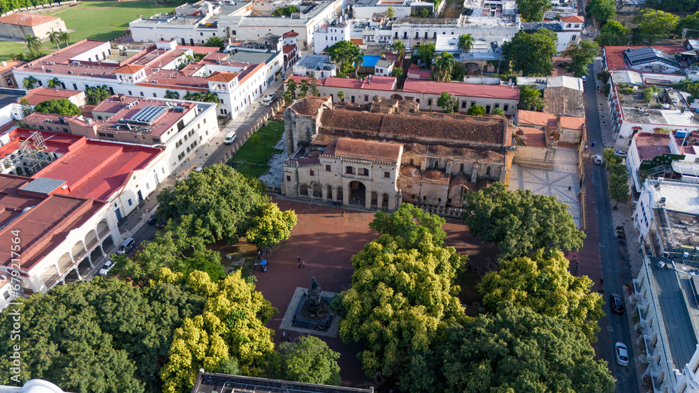 Vista aérea del Parque Colón y la Catedral Primada de América, Zona ...