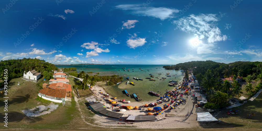 Imagem aérea em 360 graus da praia das Neves e da em Ilha de Maré ...