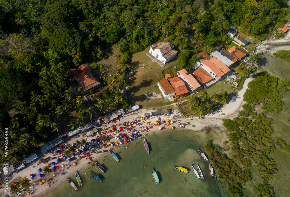 Imagem aérea da praia das Neves e da em Ilha de Maré, localizada no ...