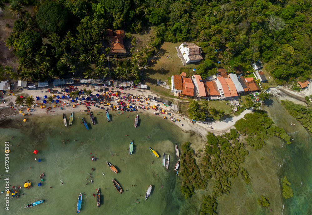 Imagem aérea da praia das Neves e da igreja de Nossa Senhora das Neves ...