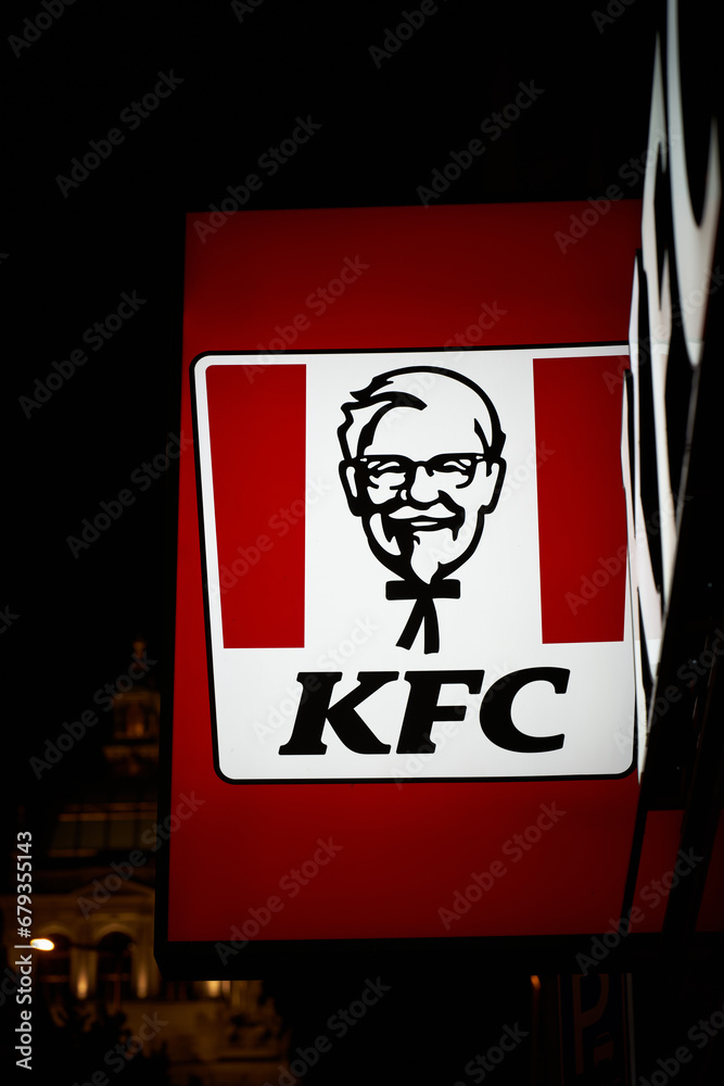 Leuchtreklame der Restaurantkette KFC, Kentucky Fried Chicken in der ...