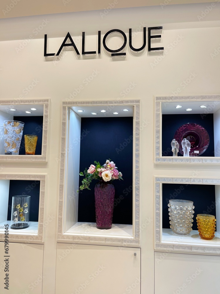 Foto de Lalique glass company products in interior store. French luxury ...