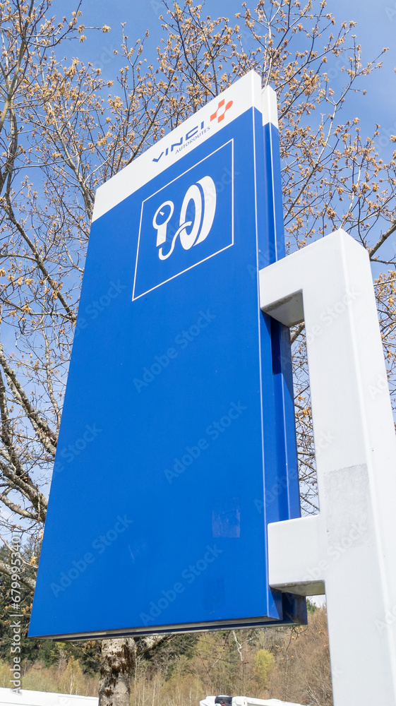 vinci autoroutes logo brand and text sign on panel car inflation ...