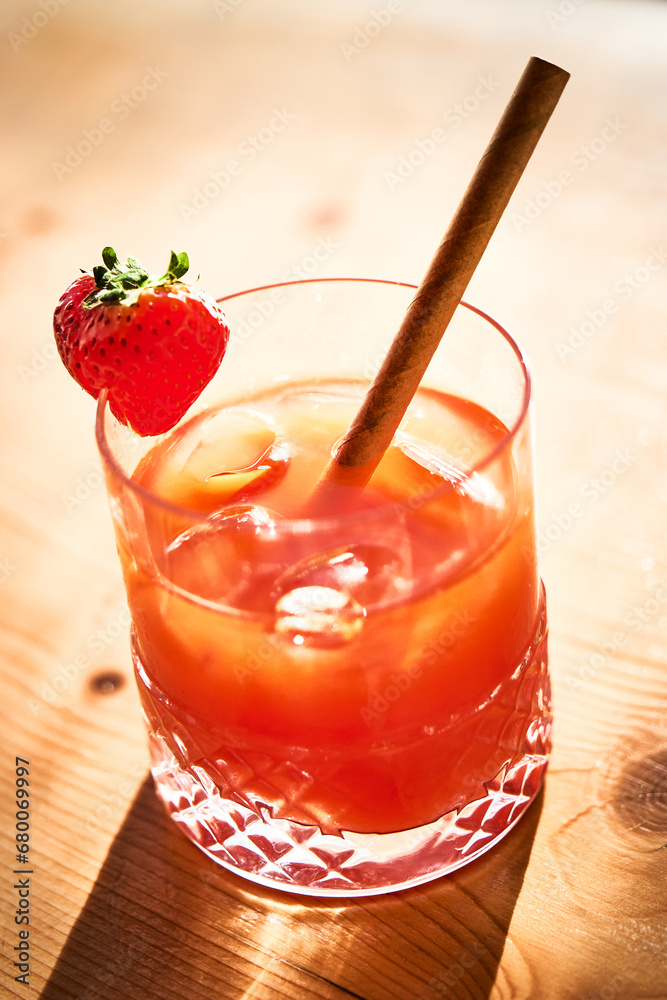 Vue plongeante d'un cocktail de fruits rouges avec glace et paille sur ...