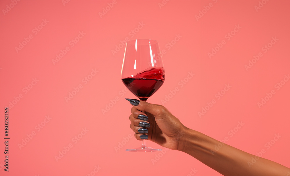 Mano sujetando una copa de vino. Mano con uñas largas y joyas. Color ...