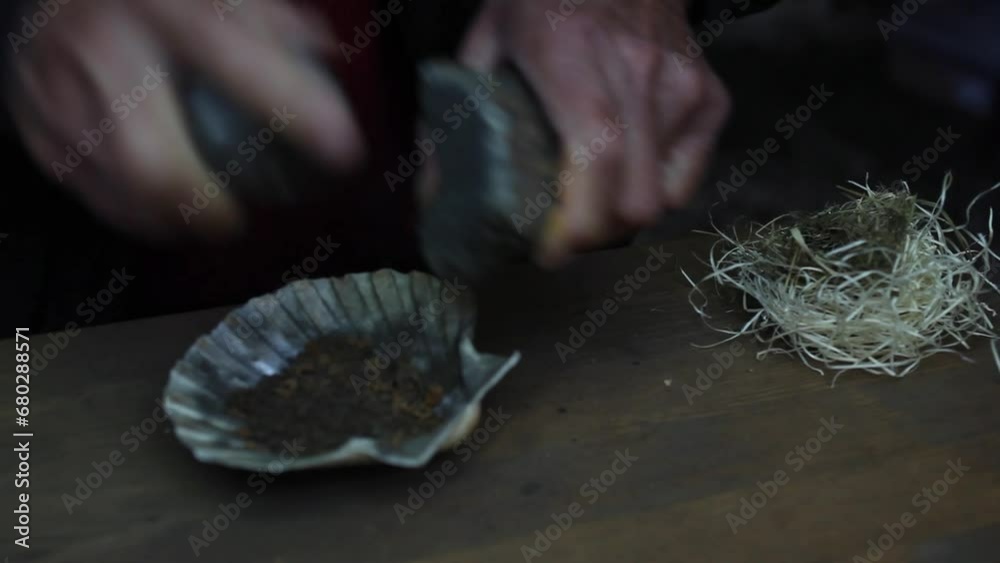 Video „Experience ancient firecraft: skilled hands blend fungus powder ...