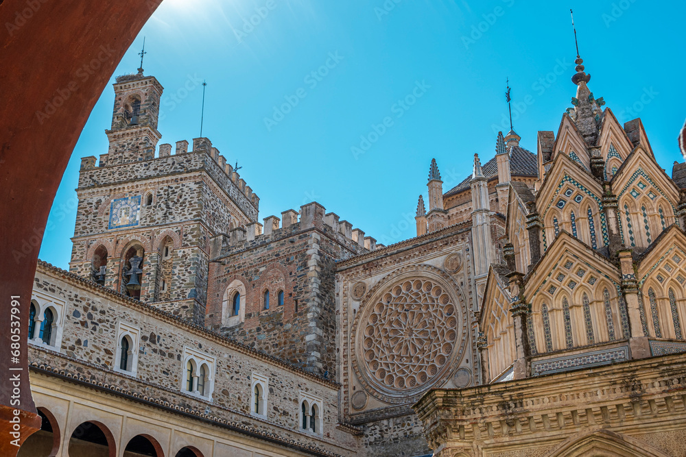 Arquitectura gótica y mudéjar desde el claustro del real monasterio ...