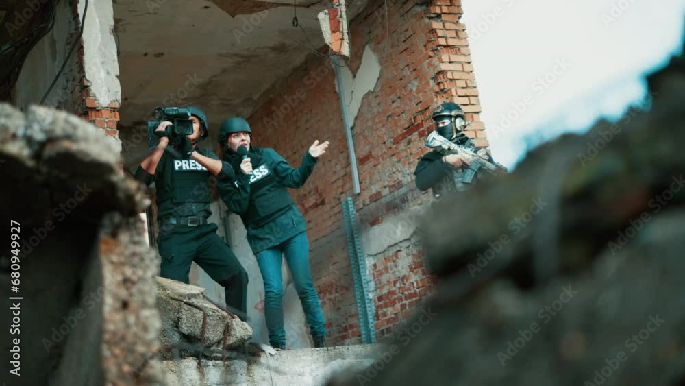 Vidéo Stock War reporter woman holding a microphone while reporting ...