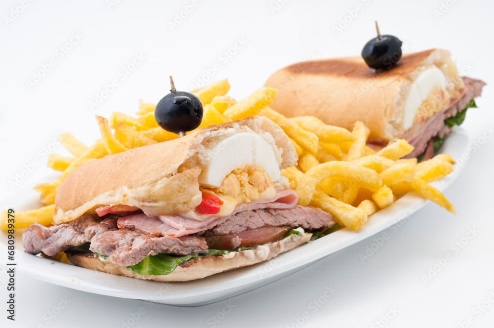 Chivito al pan. El chivito es un sándwich de carne vacuna y otros ...