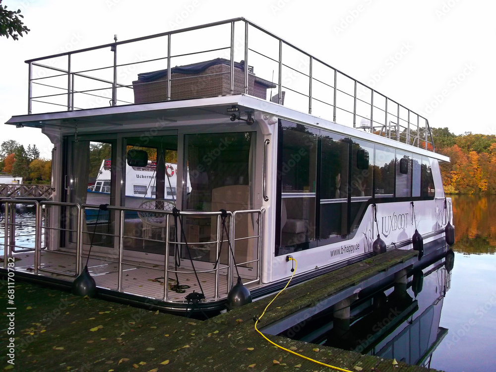Stadt Templin in der Uckermark, Brandenburg / Deutschland - 30. Oktober 2023: Das Hausboot im ...