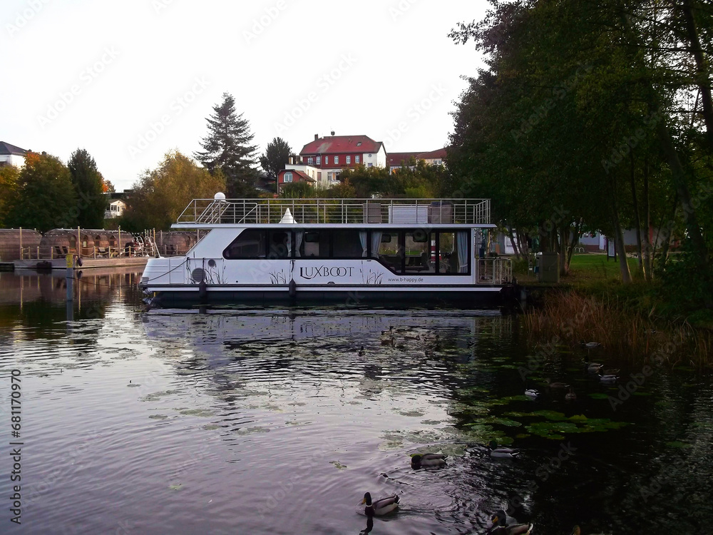 Stadt Templin in der Uckermark, Brandenburg / Deutschland - 30. Oktober 2023: Das Hausboot im ...