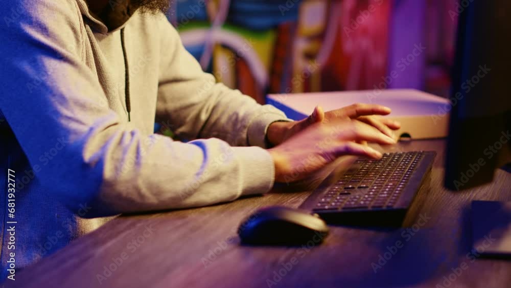 Vidéo Stock Hacker using VPN and darknet as anonymity tools to mask his ...