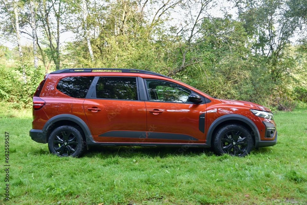 Dacia Jogger Extreme TCe 110. Up to seven-seater car at an affordable ...