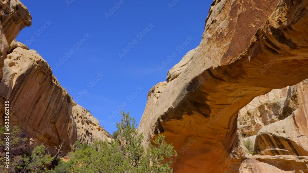 Vidéo Stock Establishing shot of mountain trail with red rocks ...