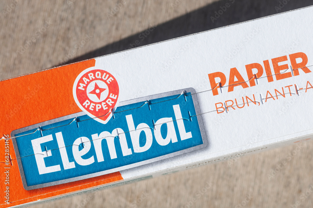 Gros plan sur le logo du produit papier cuisson de la marque repère ...