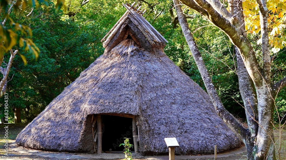 袖ヶ浦公園に復元された弥生時代の竪穴式住居 Stock Photo | Adobe Stock
