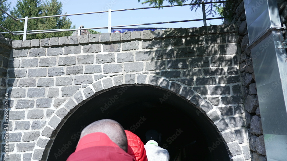 Foto de Entering a dark tunnel and exiting the other side, Ride ...