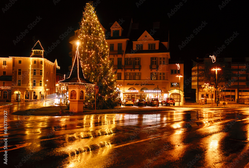 Foto de Velden, Austria - November 24, 2023: Opening of Advent on the ...