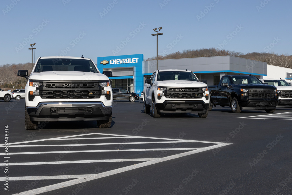 Foto de Chevrolet Silverado 1500 display at a dealership. Chevy offers ...
