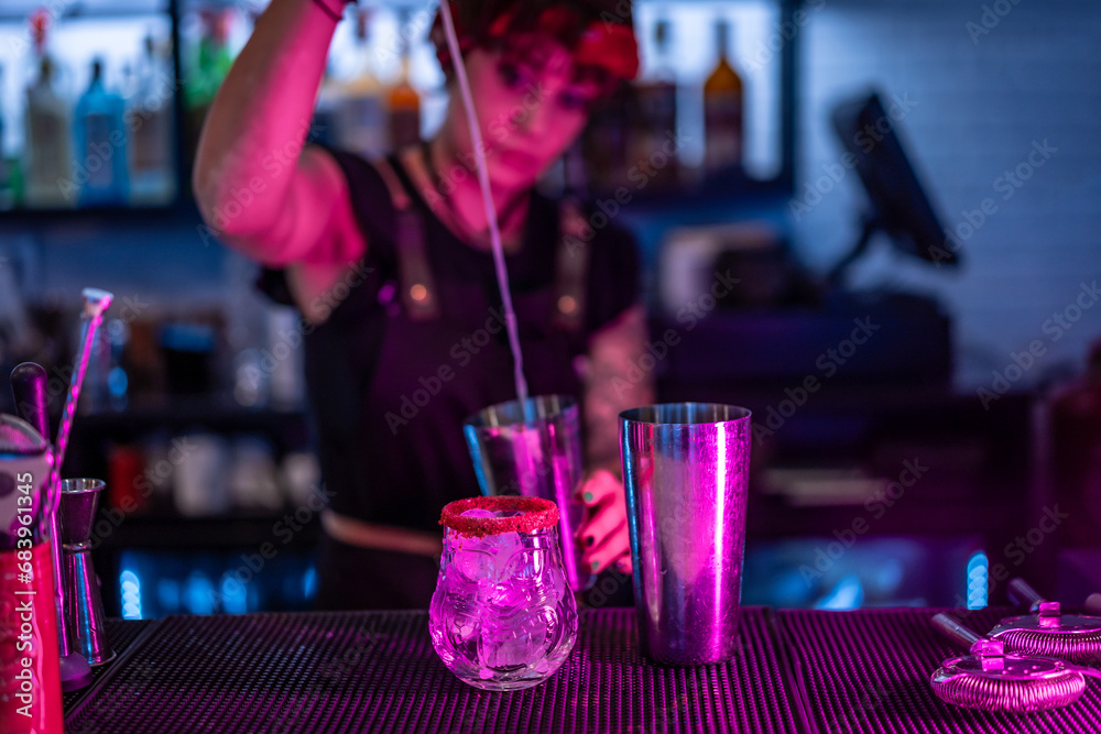 Bartender pouring alcohol to a mixer preparing a cocktail Stock Photo ...