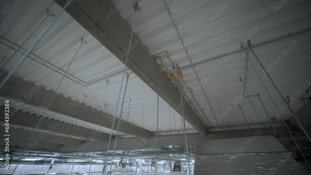 Vidéo Stock Indoor view on a roof steel beam structure in Industrial ...