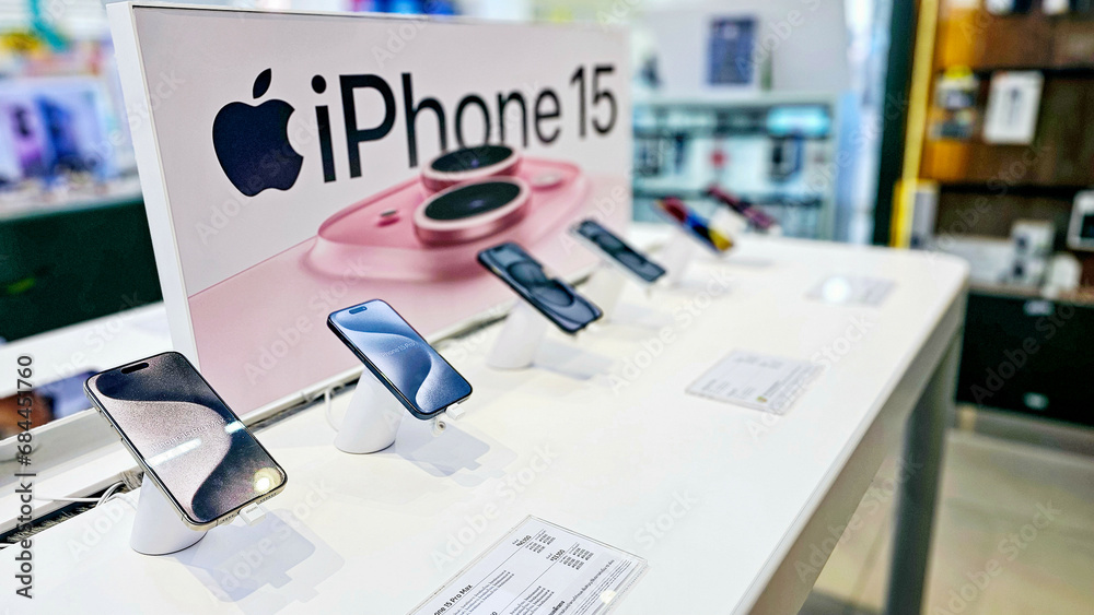 Foto de Showcase with new smartphones iPhone model iPhone 15. iPhone 15 ...