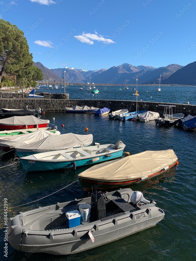 Hafen in der Stadt Locarno Minusio am Ufer vom See : Lago Maggiore im ...