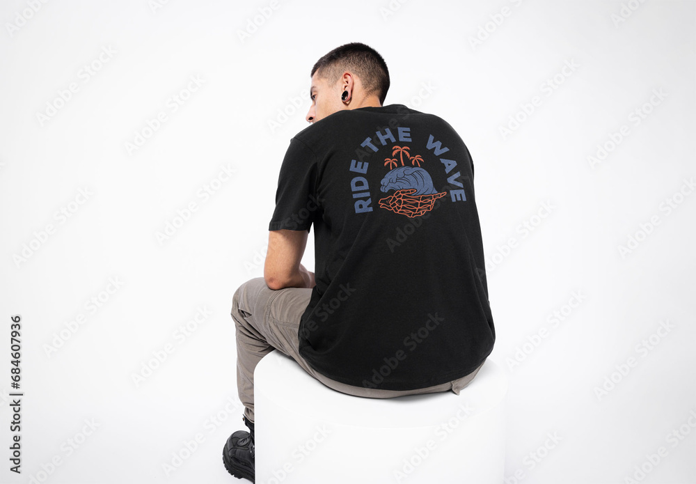 Modelo de Mockup of man wearing customizable t-shirt in studio on ...