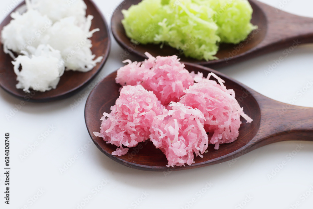 Foto de Sweet coconut balls, crispy coconut candies (Maprao Gaew). Thai ...