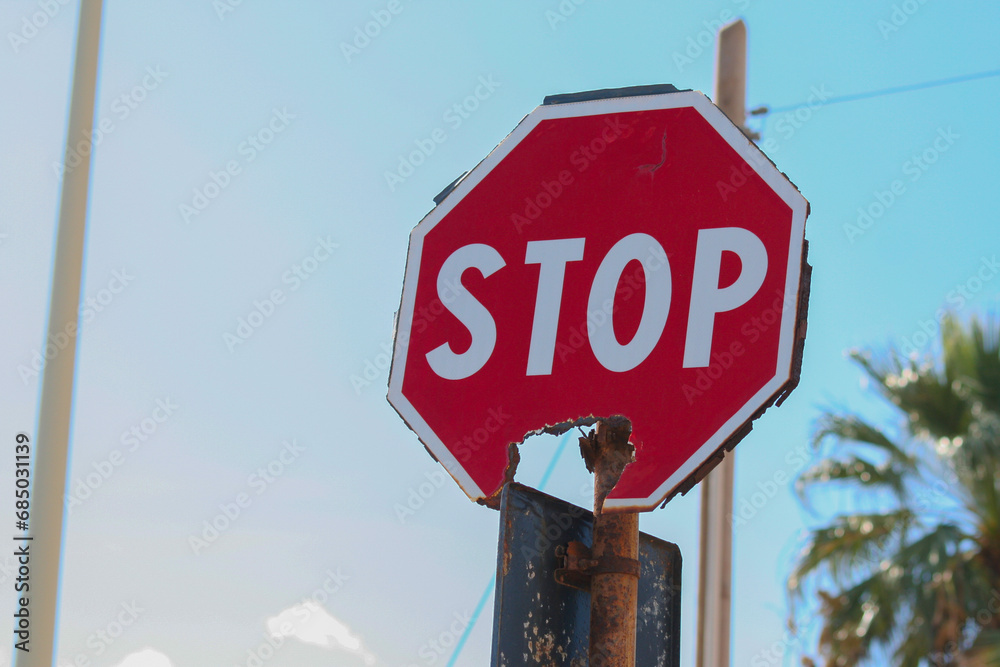 Segnale stradale di forma ottagonale, rosso con la scritta stop in ...