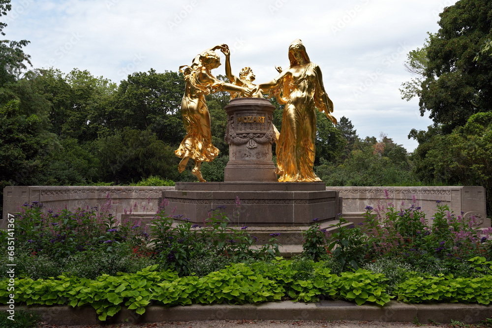 Goldener Brunnen im Landschaftsgarten Bürgerwiese (Mozartbrunnen ...