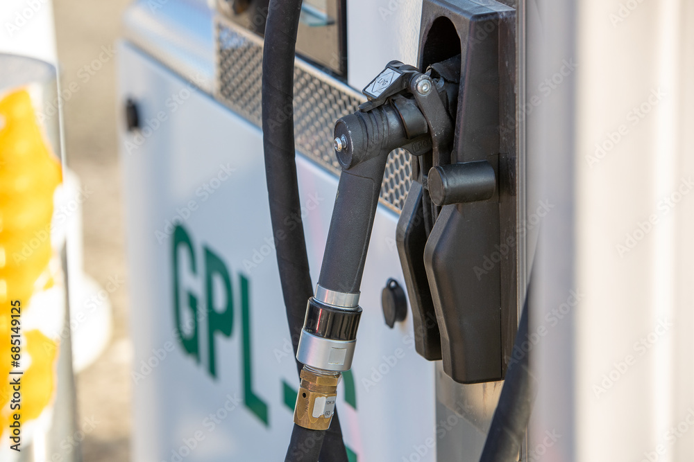Pistolet de gaz GPL dans une station service Stock Photo | Adobe Stock