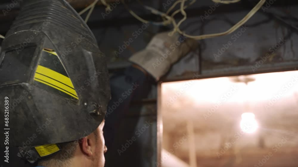 Vidéo Stock Professional welder in safety suit and protective mask ...