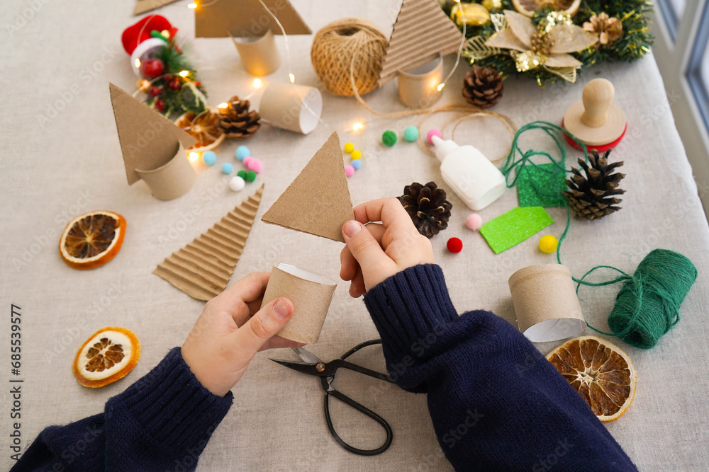 Step-by-step instructions on how to make a Christmas tree out of ...