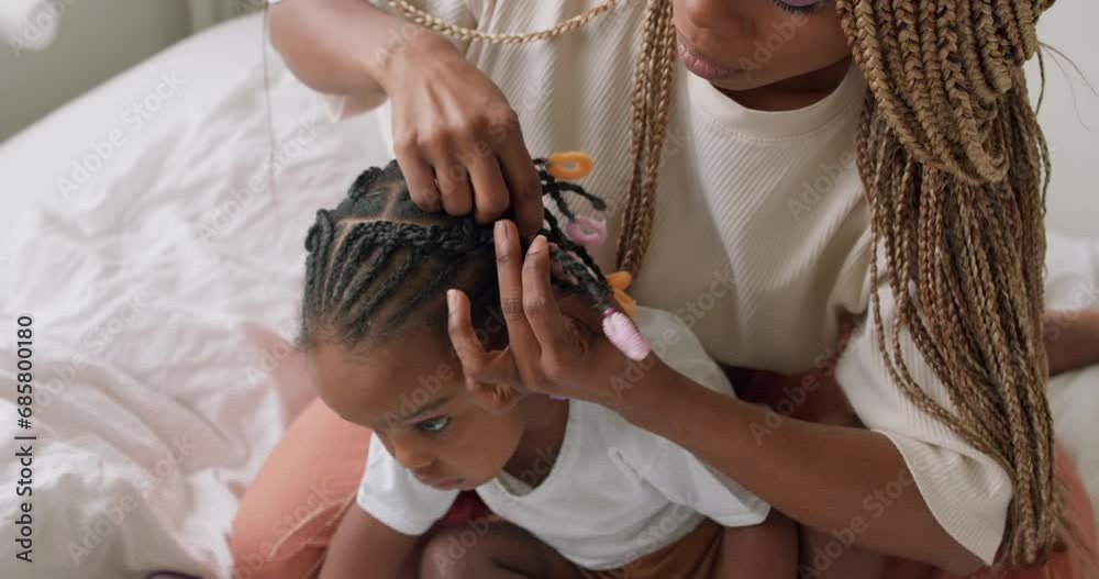 Vidéo Stock african woman put her daughters hair back mom do hair ...