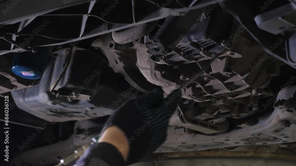 Vidéo Stock A close-up of a mechanic blowing air through the engine ...