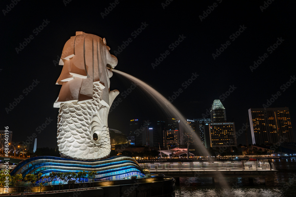 Foto de Merlion statue spraying the water from its mouth at Merlion ...