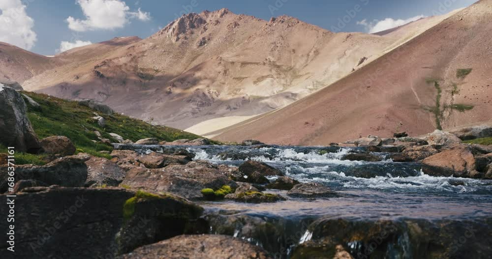 Vidéo Stock River stream flowing through hills. High sandy beige hills ...