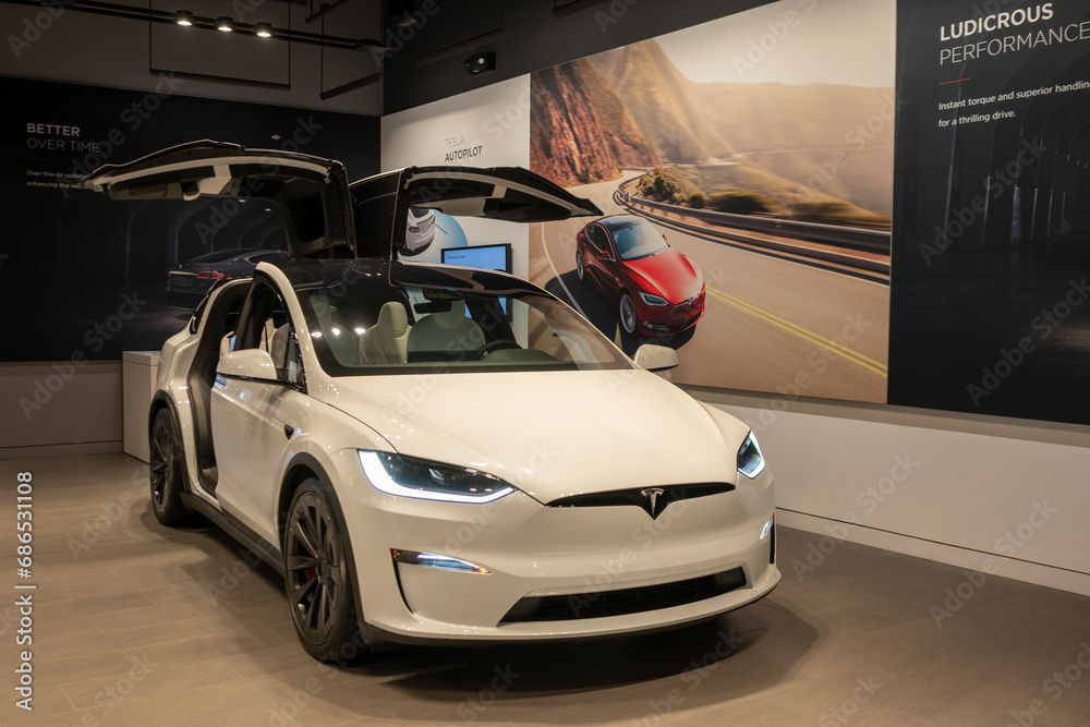 Foto de Tigard, OR, USA - Nov 30, 2023: A new Tesla Model X, featuring ...
